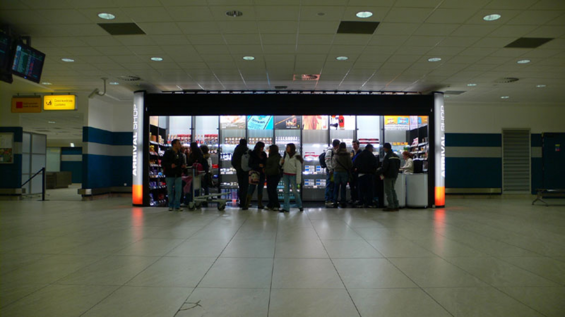 archiweb.cz - Acron Arrival Shop