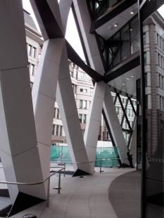 archiweb.cz - Swiss Re Headquarters