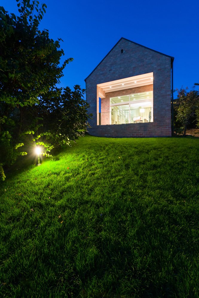 archiweb.cz - Dlouhý cihlový dům