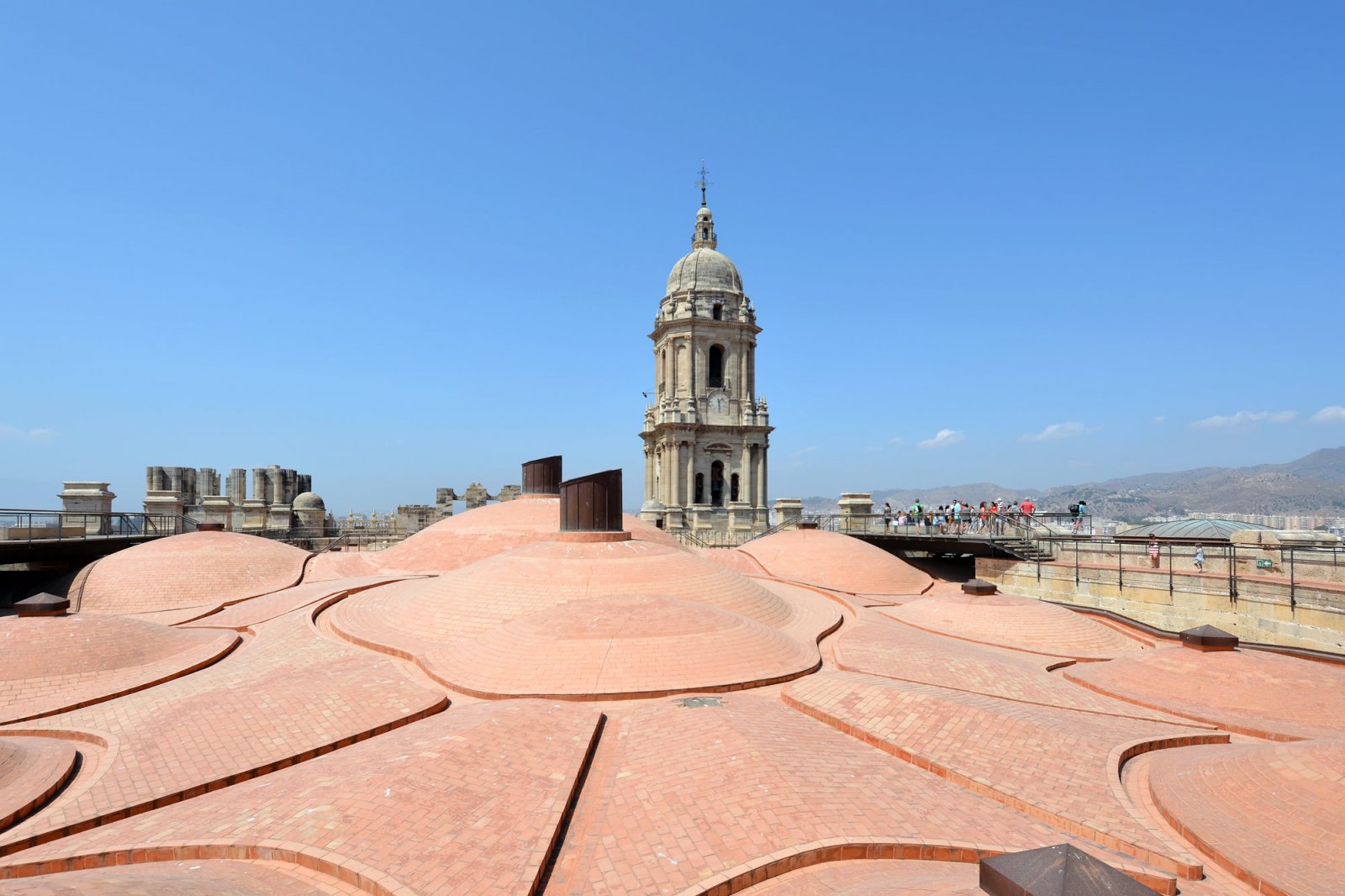 archiweb.cz - Turistický přístup na střechu katedrály v Malaze