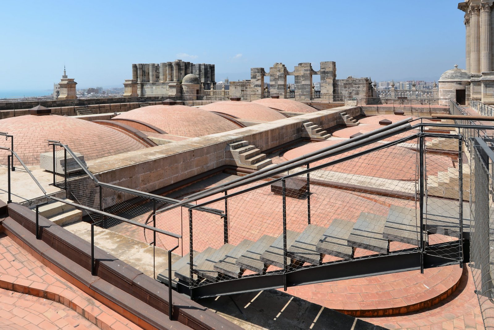 archiweb.cz - Turistický přístup na střechu katedrály v Malaze