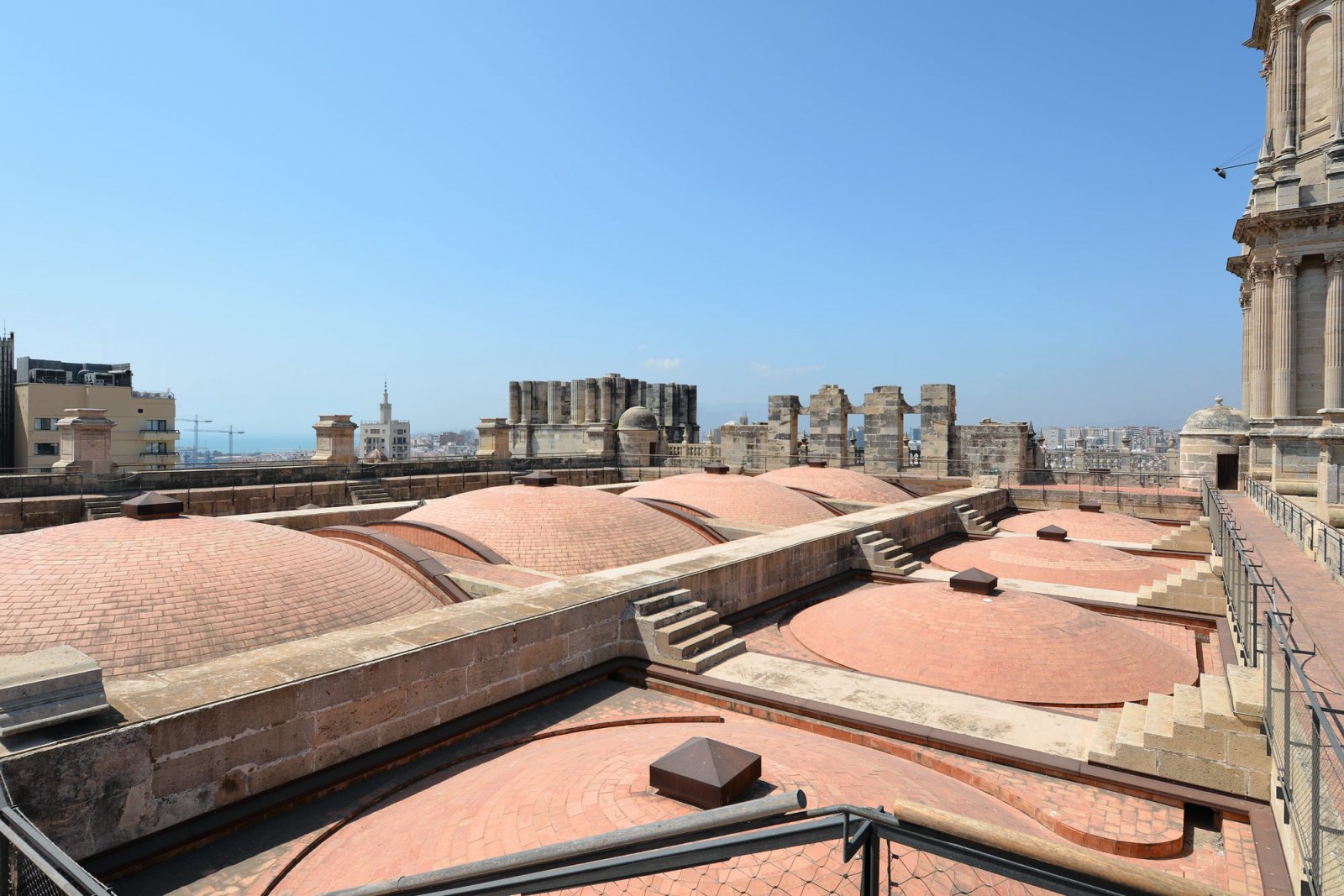 archiweb.cz - Turistický přístup na střechu katedrály v Malaze