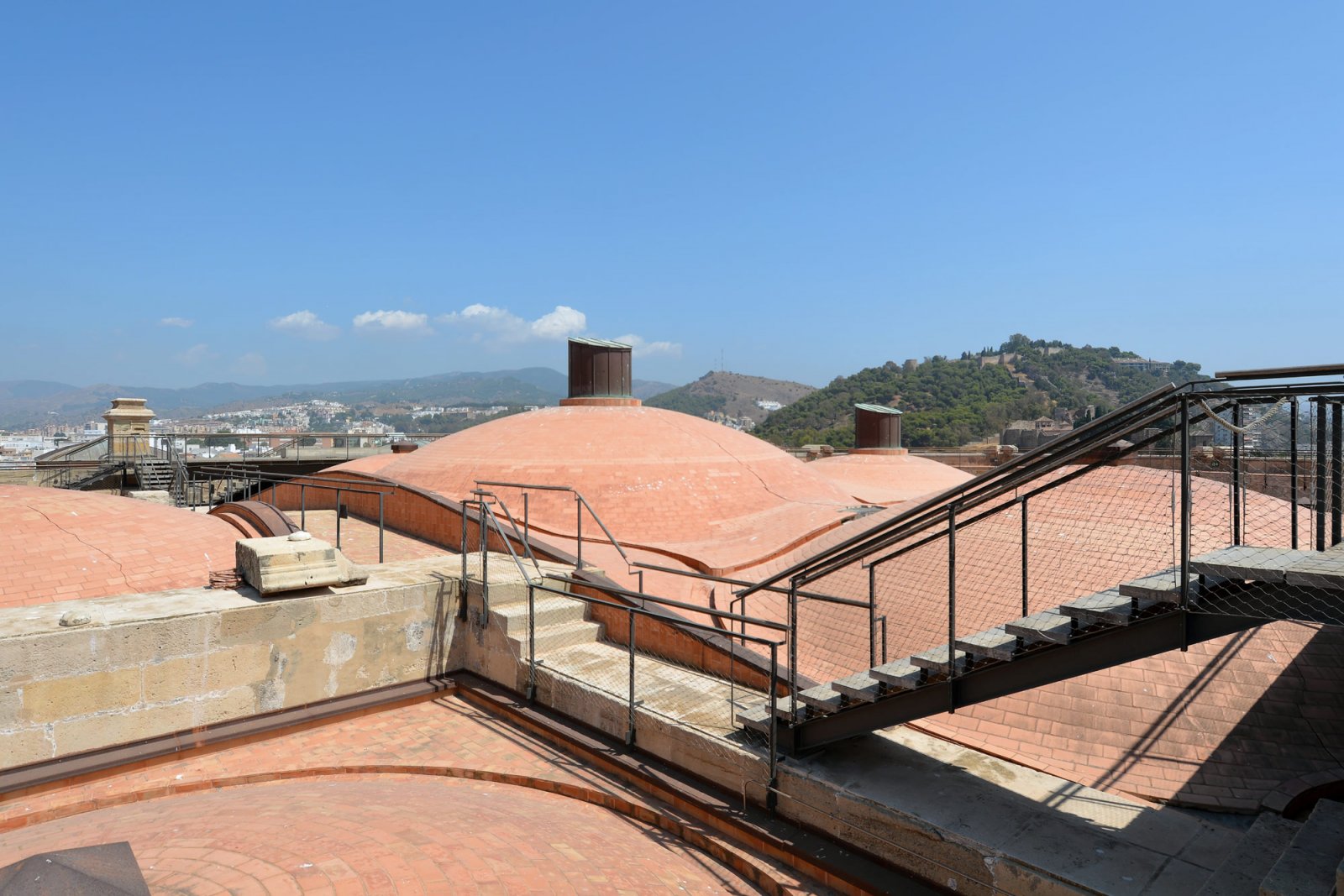 archiweb.cz - Turistický přístup na střechu katedrály v Malaze