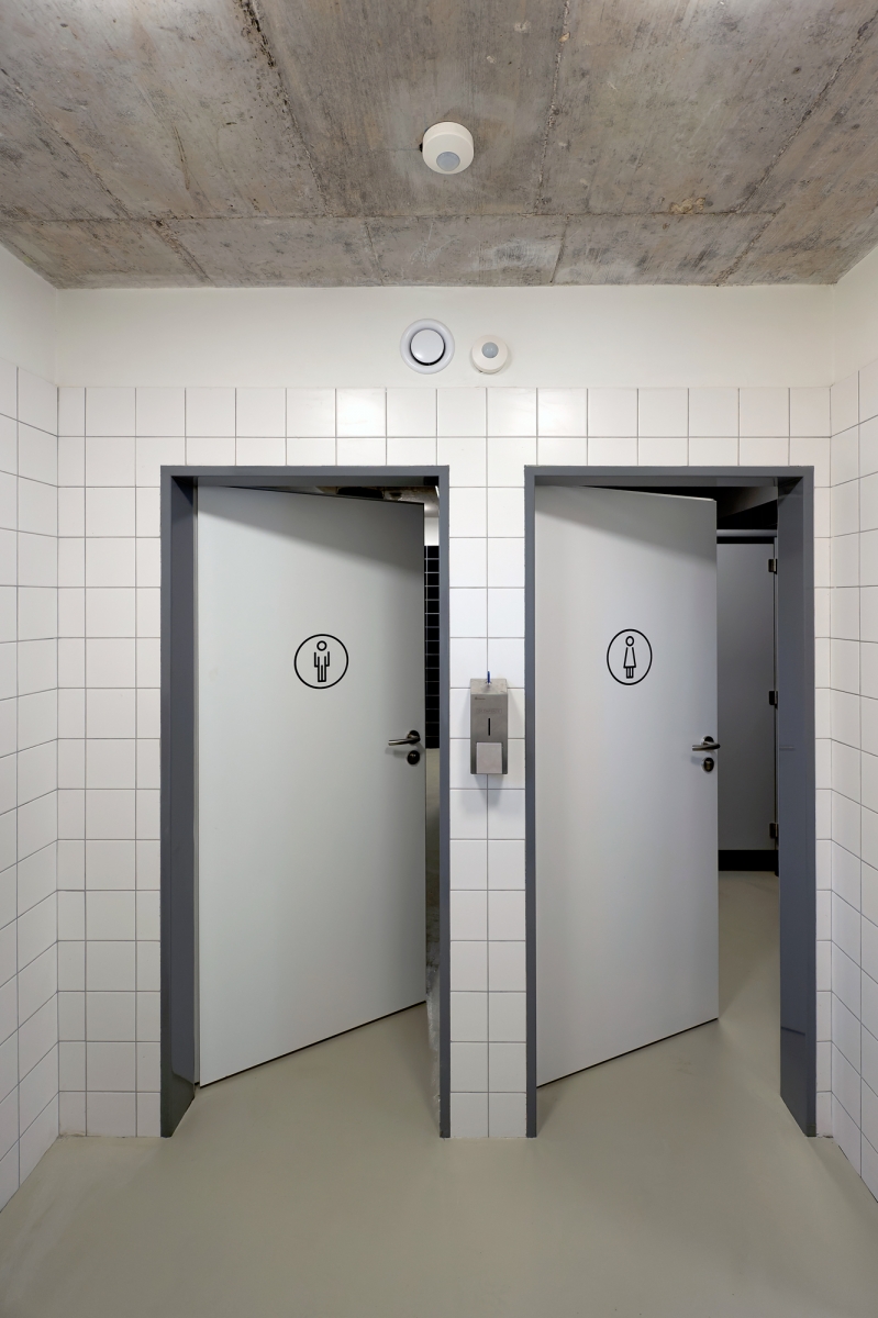 archiweb.cz - Veřejné WC a autobusová zastávka