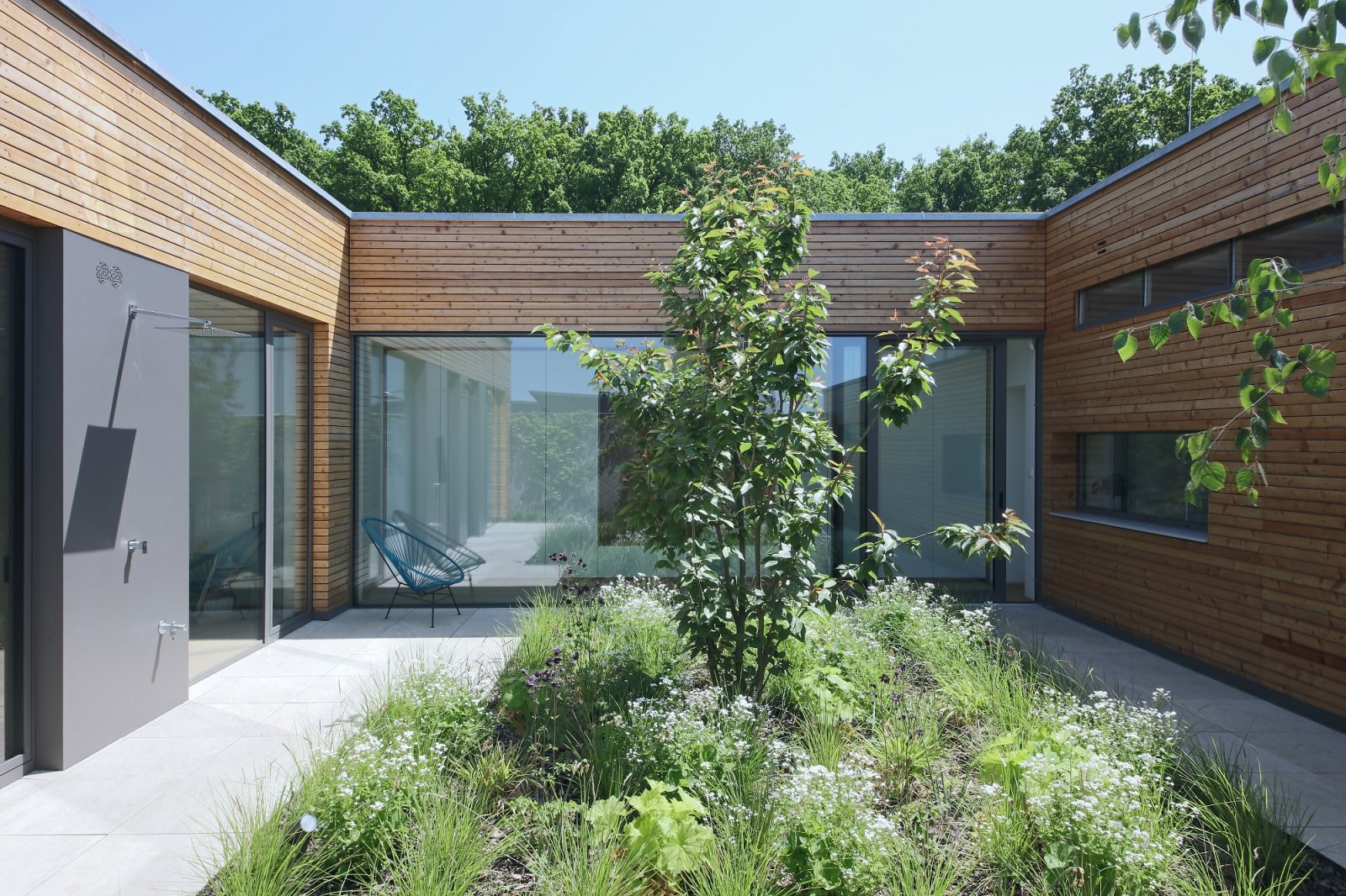 archiweb.cz - Rodinný dům s atriem pro rybáře na okraji Prahy