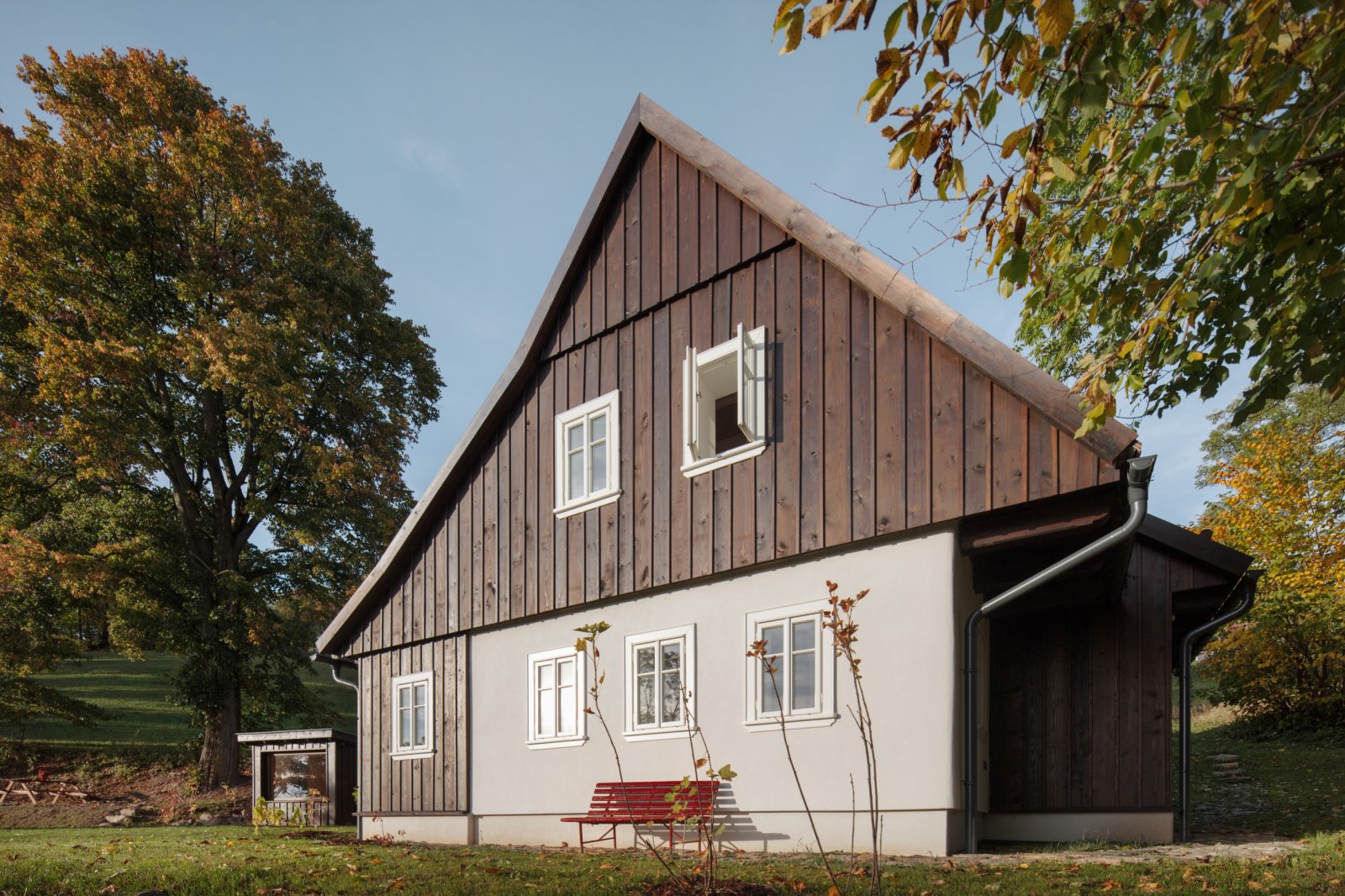 archiweb.cz - Dvě sestry – malebný interiér chaloupky v Jizerských horách